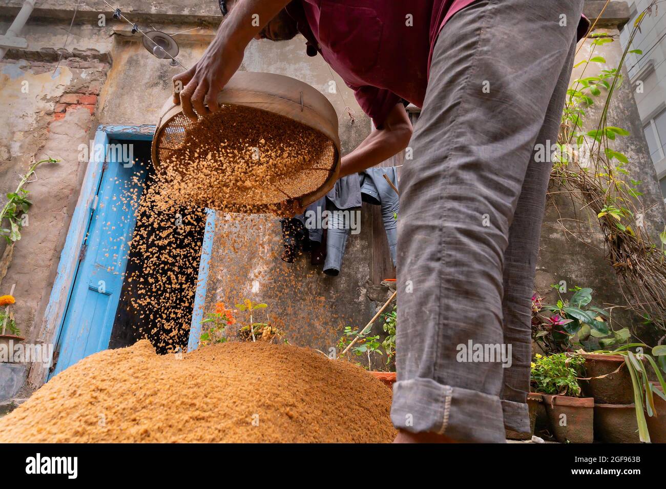 Howrah, West Bengal, India - 6th January 2020 : Indian labour ...