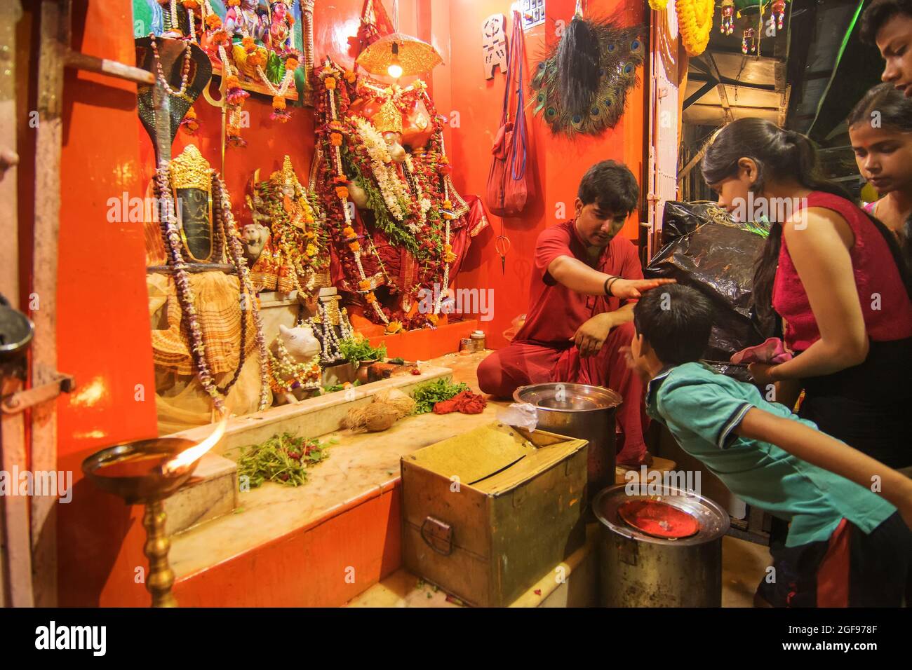 KOLKATA, WEST BENGAL, INDIA - 13 MAY 2017: Hindu priest worshipping ...