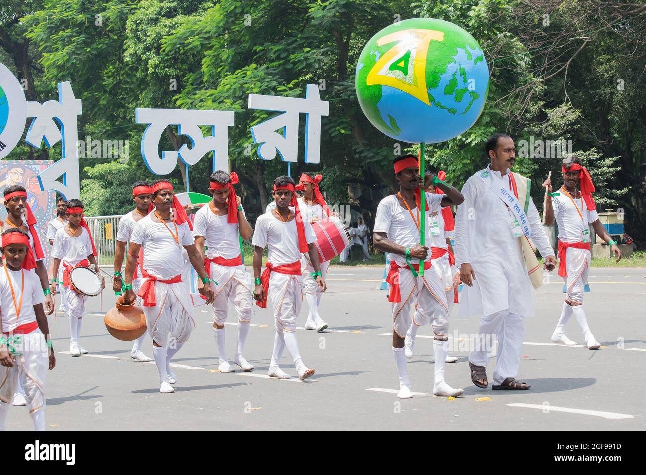 KOLKATA, WEST BENGAL / INDIA - AUGUST 15TH, 2016 : Folk dancers ...