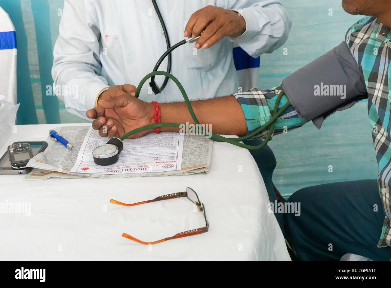 Indian doctor hospital patient writing hi-res stock photography and ...
