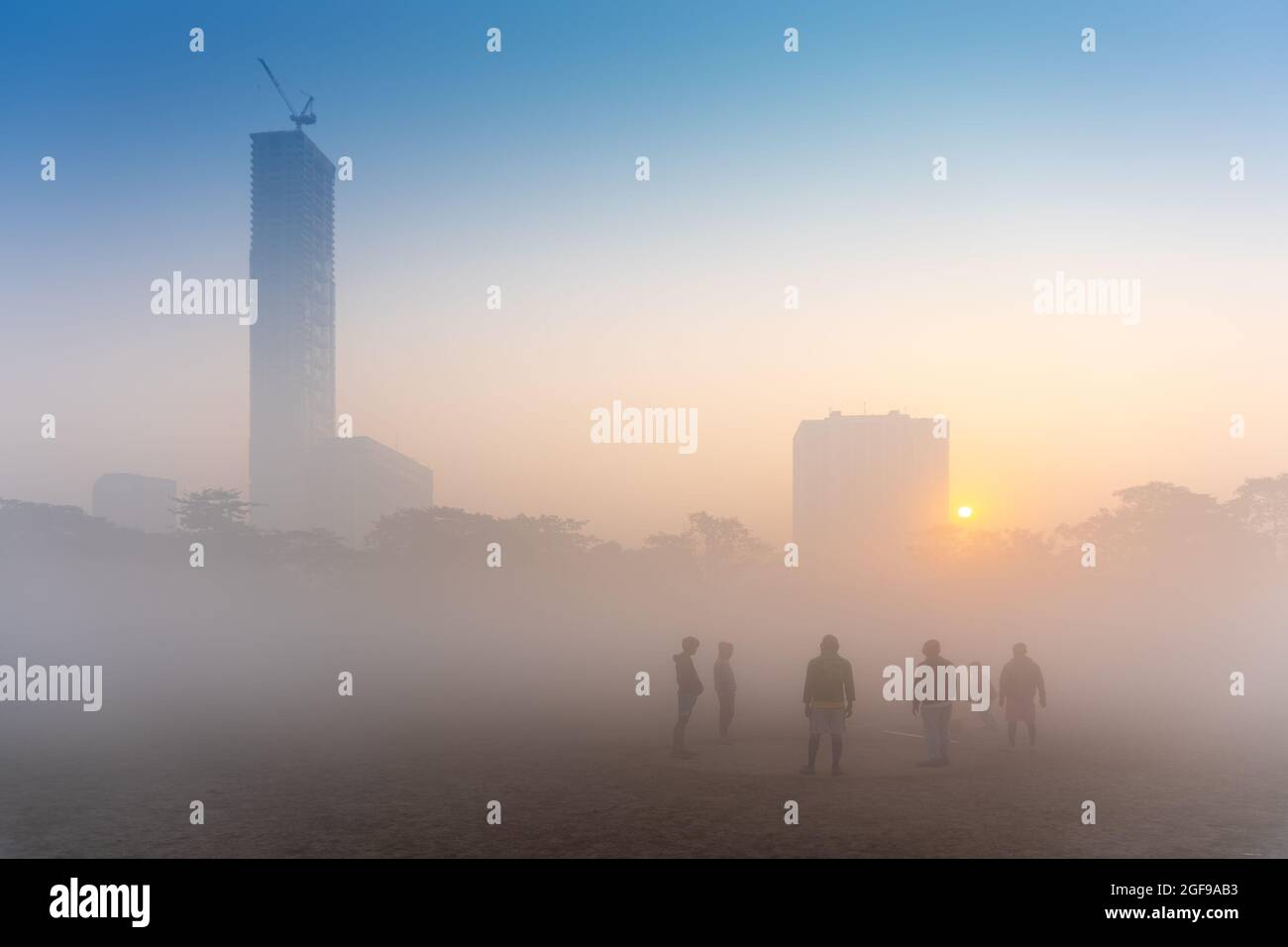 Beautiful image of sunrise at Kolkata maidan in a foggy winter morning ...