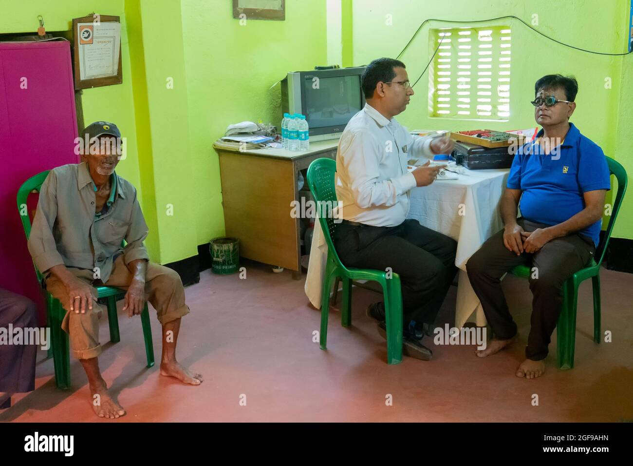 Eye checkup indian hi-res stock photography and images - Alamy