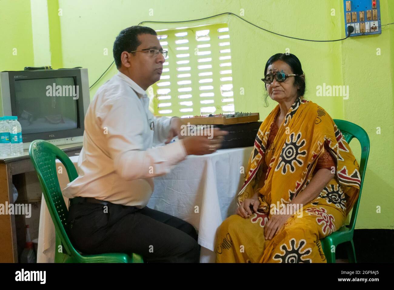 Eye checkup indian hi-res stock photography and images - Alamy
