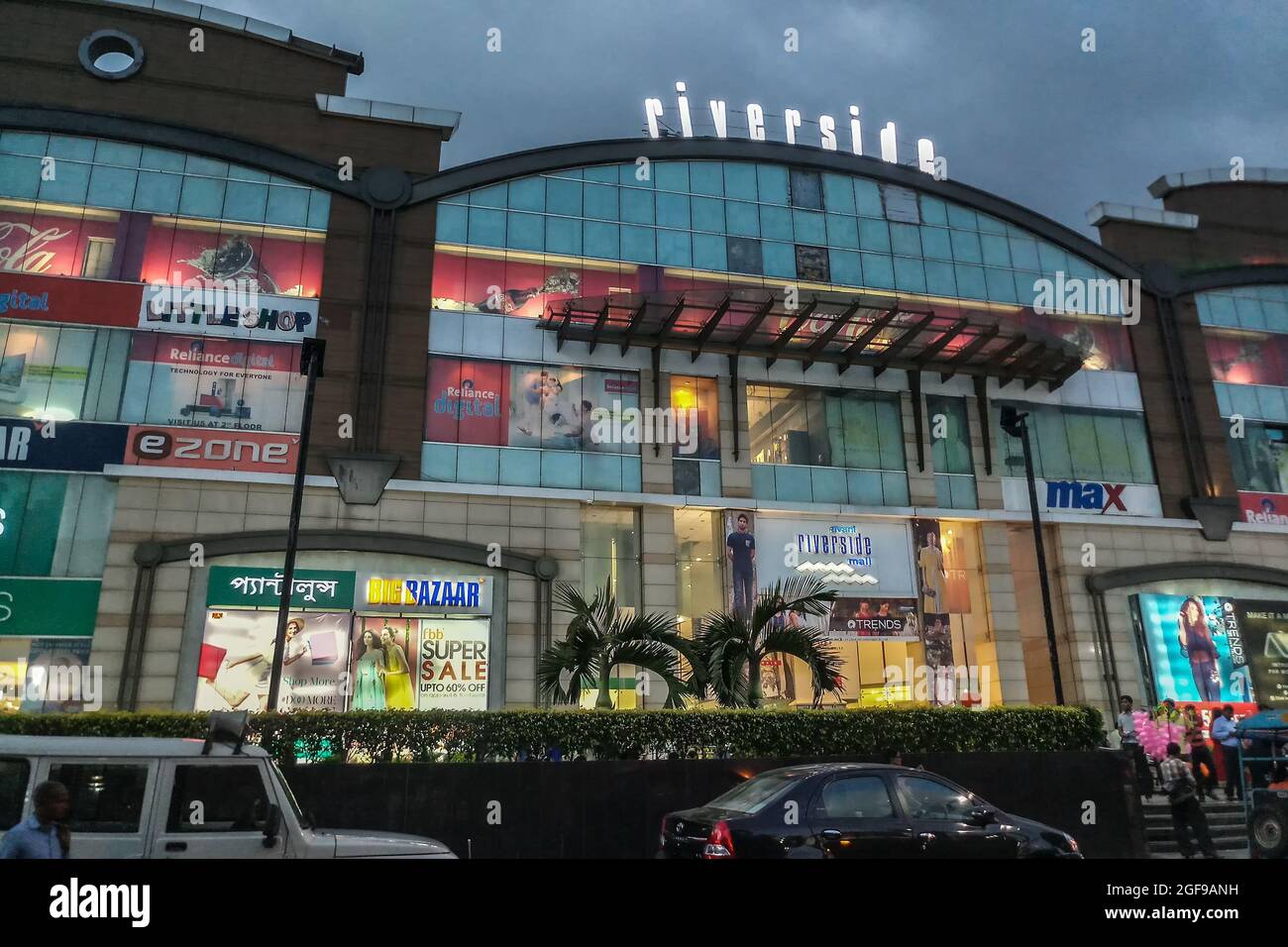 Riverside mall hi-res stock photography and images - Alamy