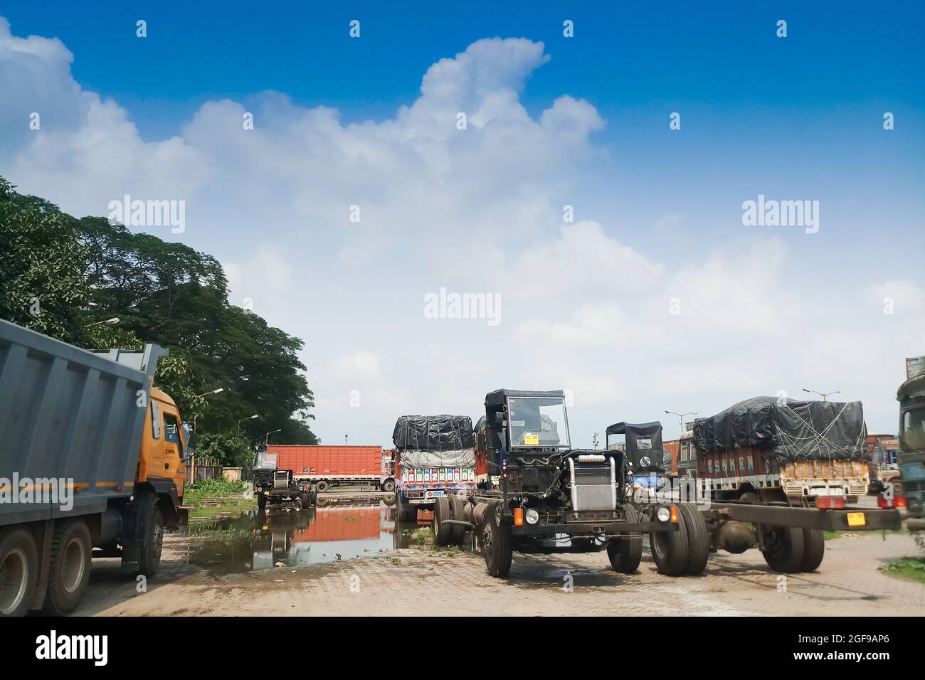 PETRAPOLE, WEST BENGAL , INDIA - JUNE 2ND 2018 : Indian side of ...