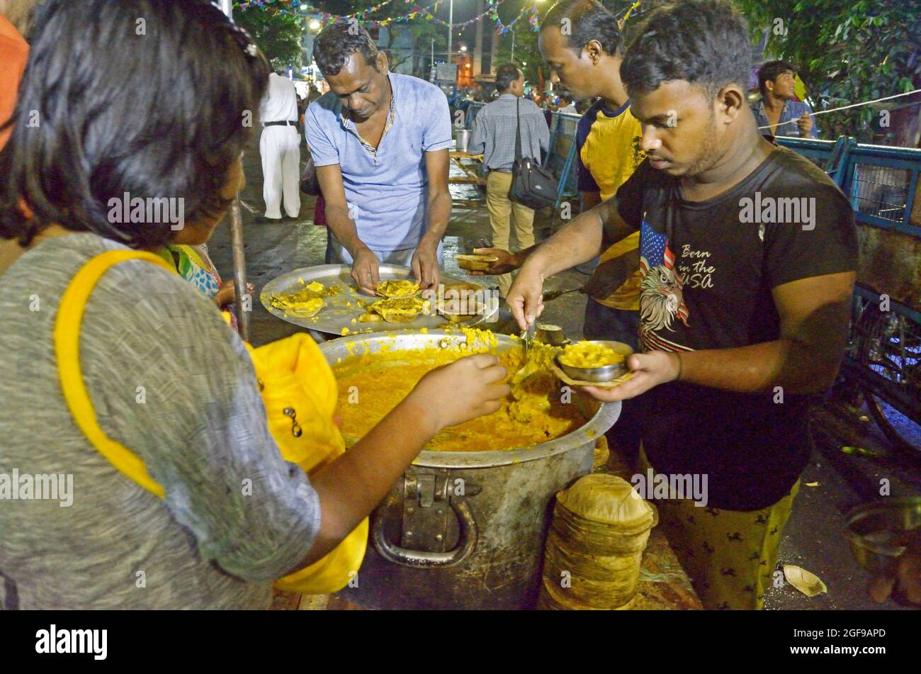 KOLKATA, WEST BENGAL, INDIA - 13 MAY 2017: Foods being distributed ...