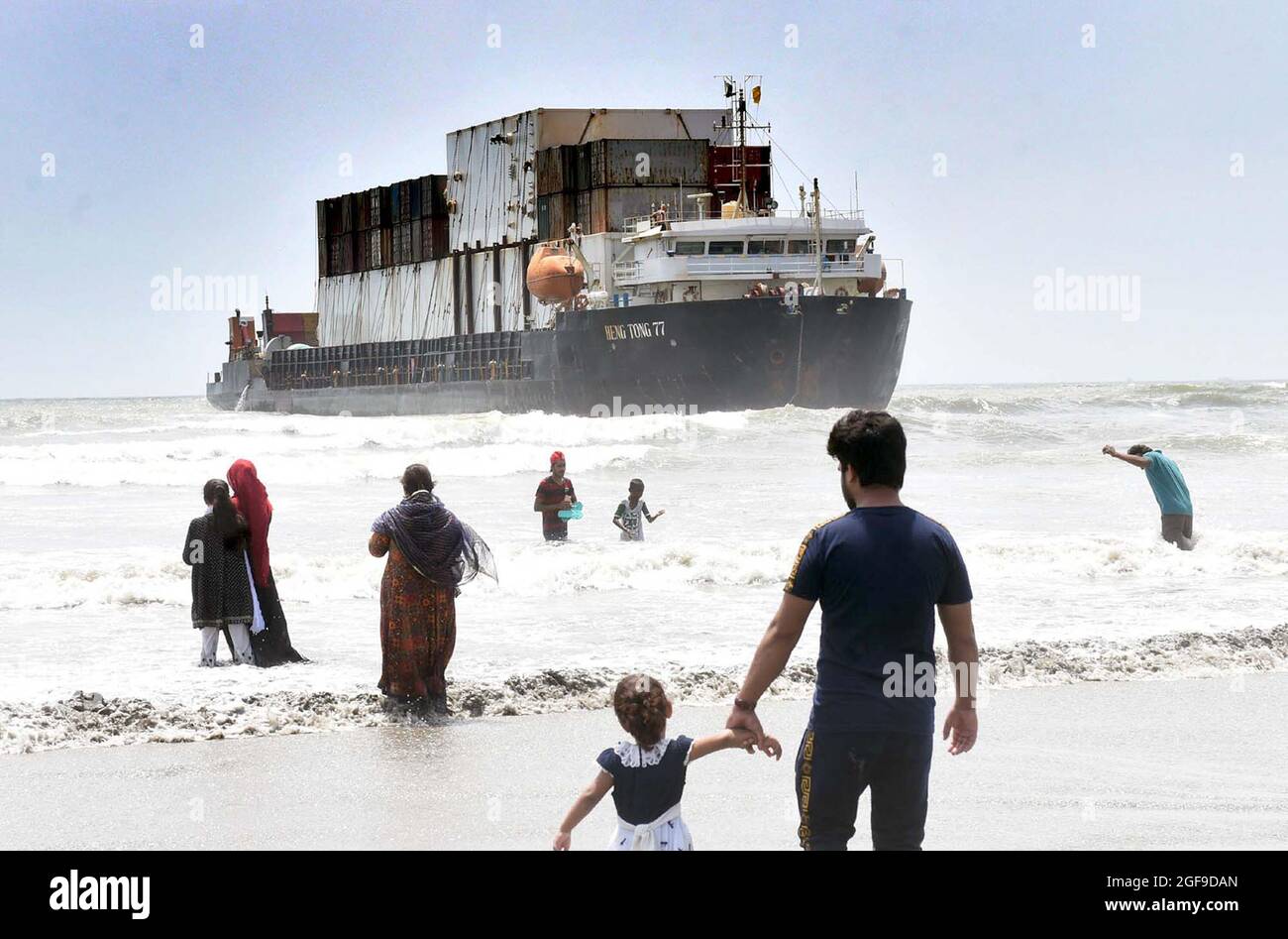 Stranded ship karachi beach hi-res stock photography and images - Alamy