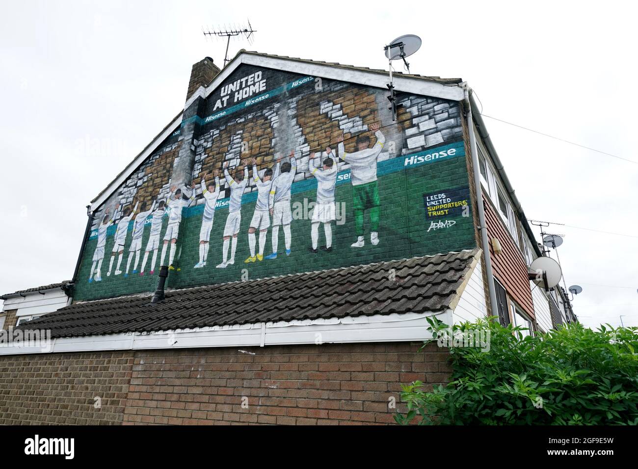 The new Leeds United mural by artist Adam Duffield on the side of a ...