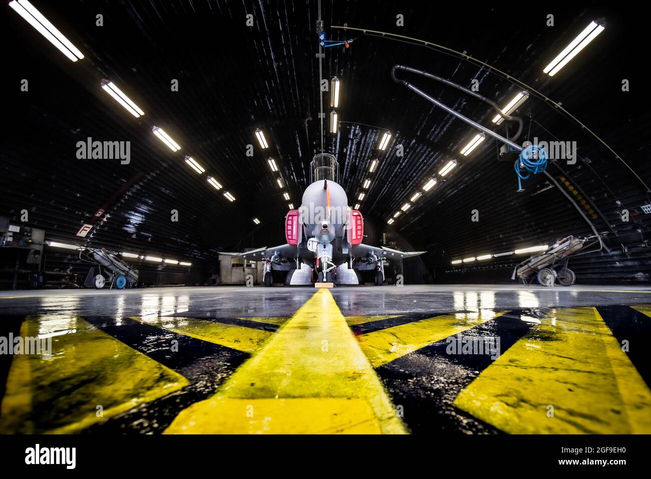 Air force hangar hi-res stock photography and images - Alamy