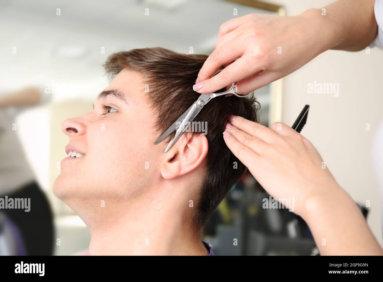 Professional hairdresser making stylish haircut Stock Photo - Alamy