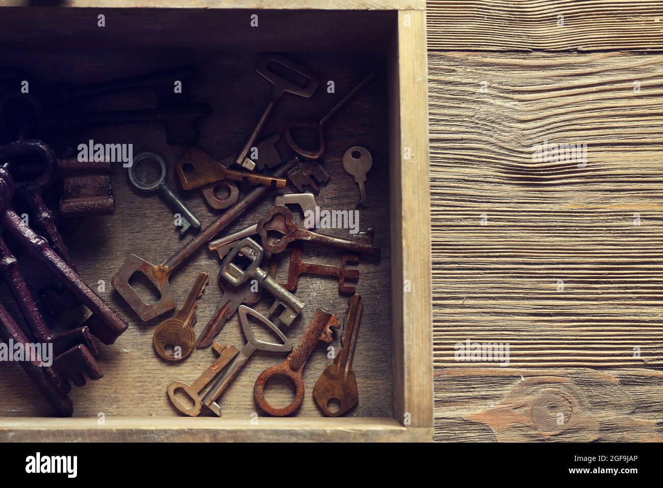 Wooden box full of old keys, top view Stock Photo - Alamy
