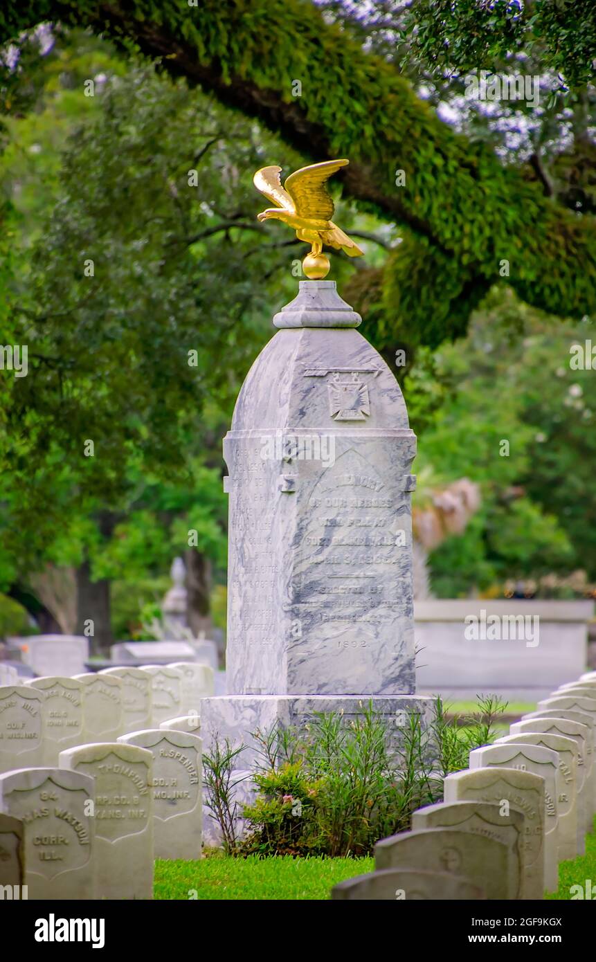 A monument to Confederate soldiers who died in the Battle of Fort ...
