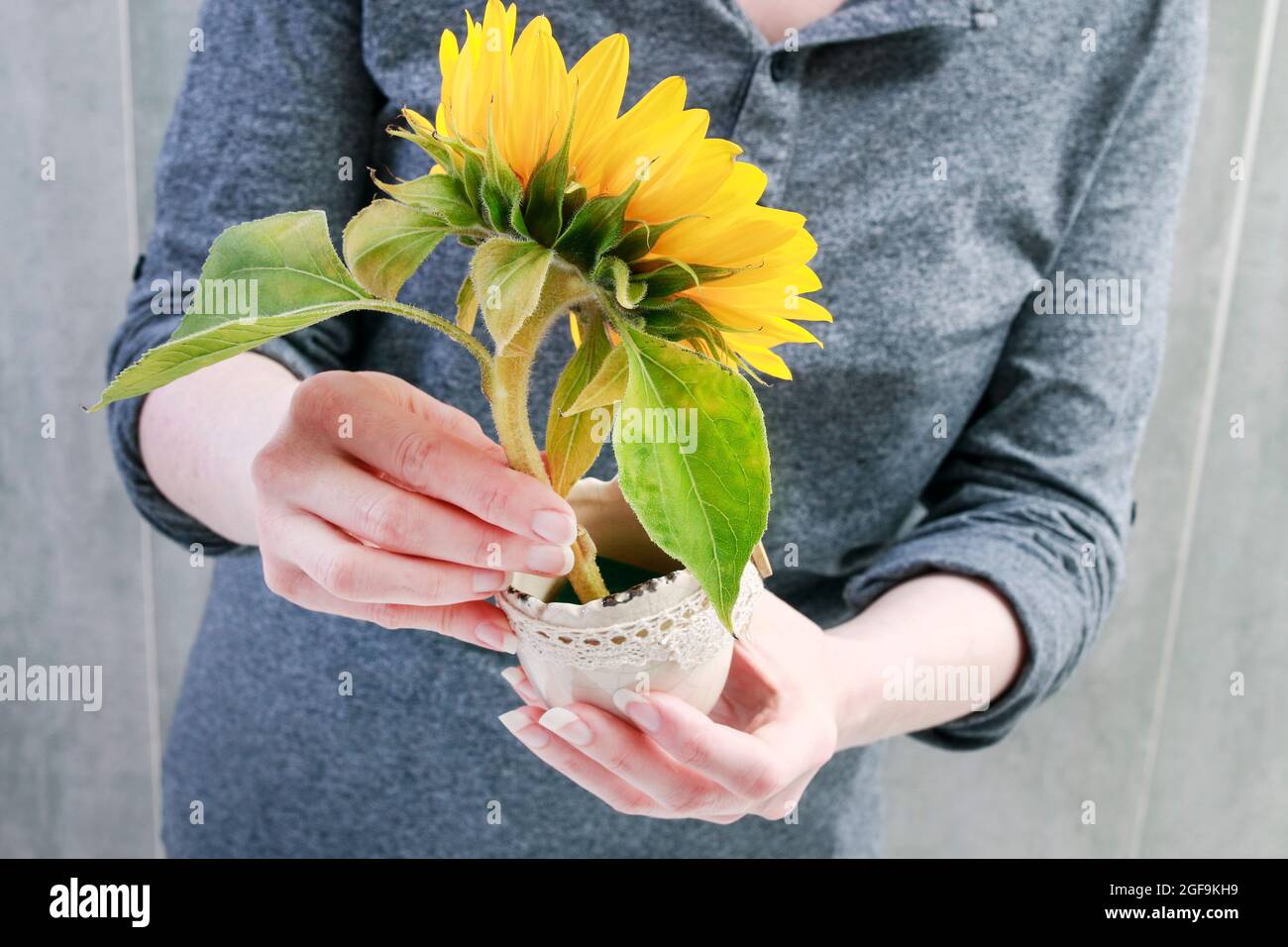 Florist at work: How to make simple floral arrangement with sunflowers ...