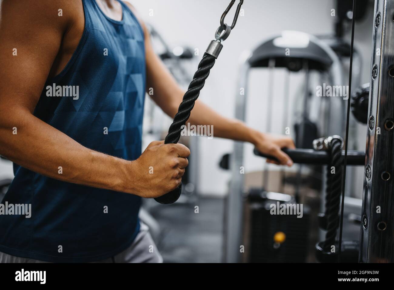 Closeup shot of an athletic man doing the exercise at the gym Stock ...
