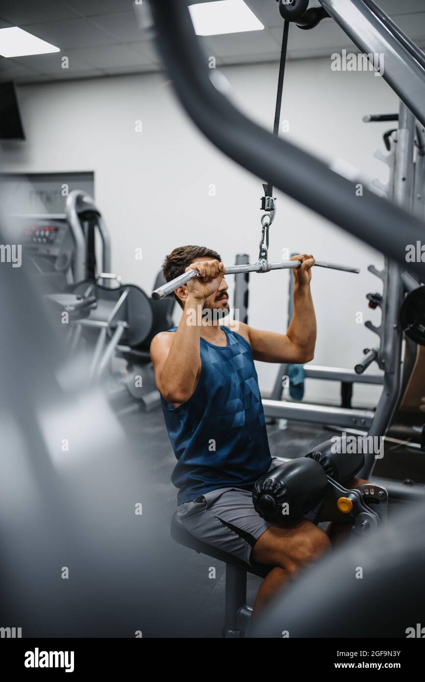 Vertical shot of an athletic man doing the exercise at the gym Stock ...