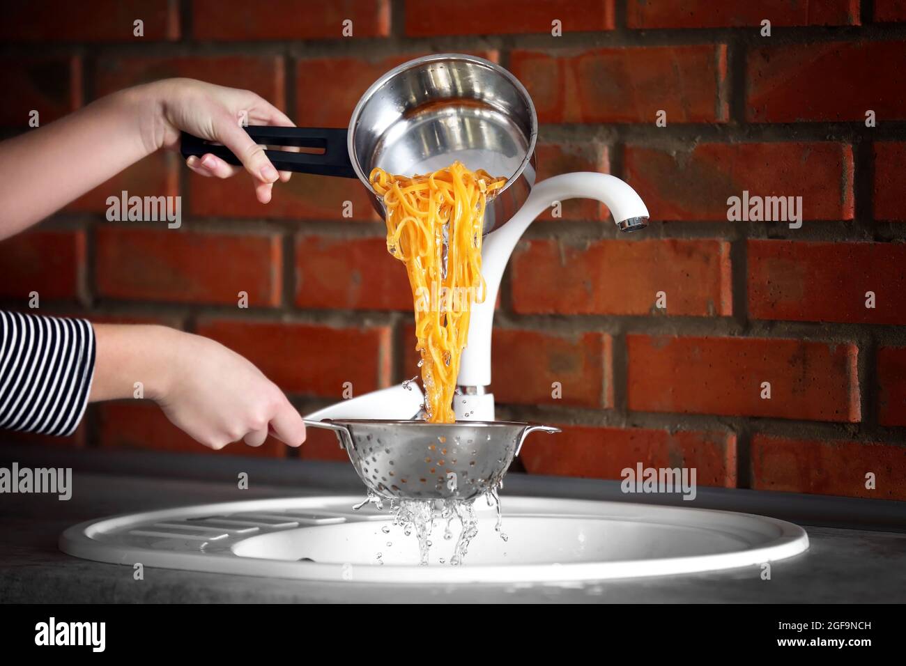 Boiled pasta pouring hi-res stock photography and images - Alamy