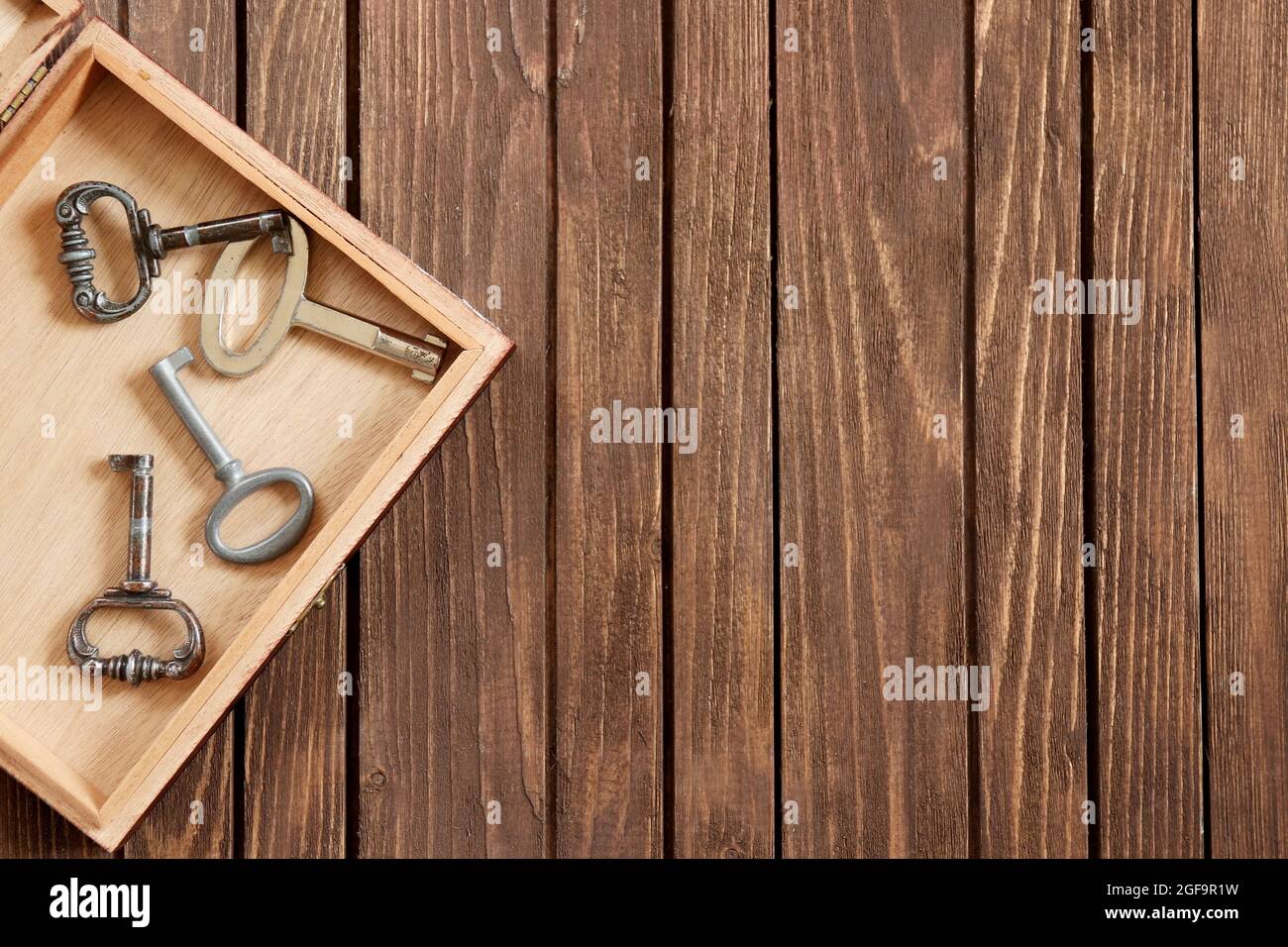 Vintage keys in a wooden box Stock Photo - Alamy