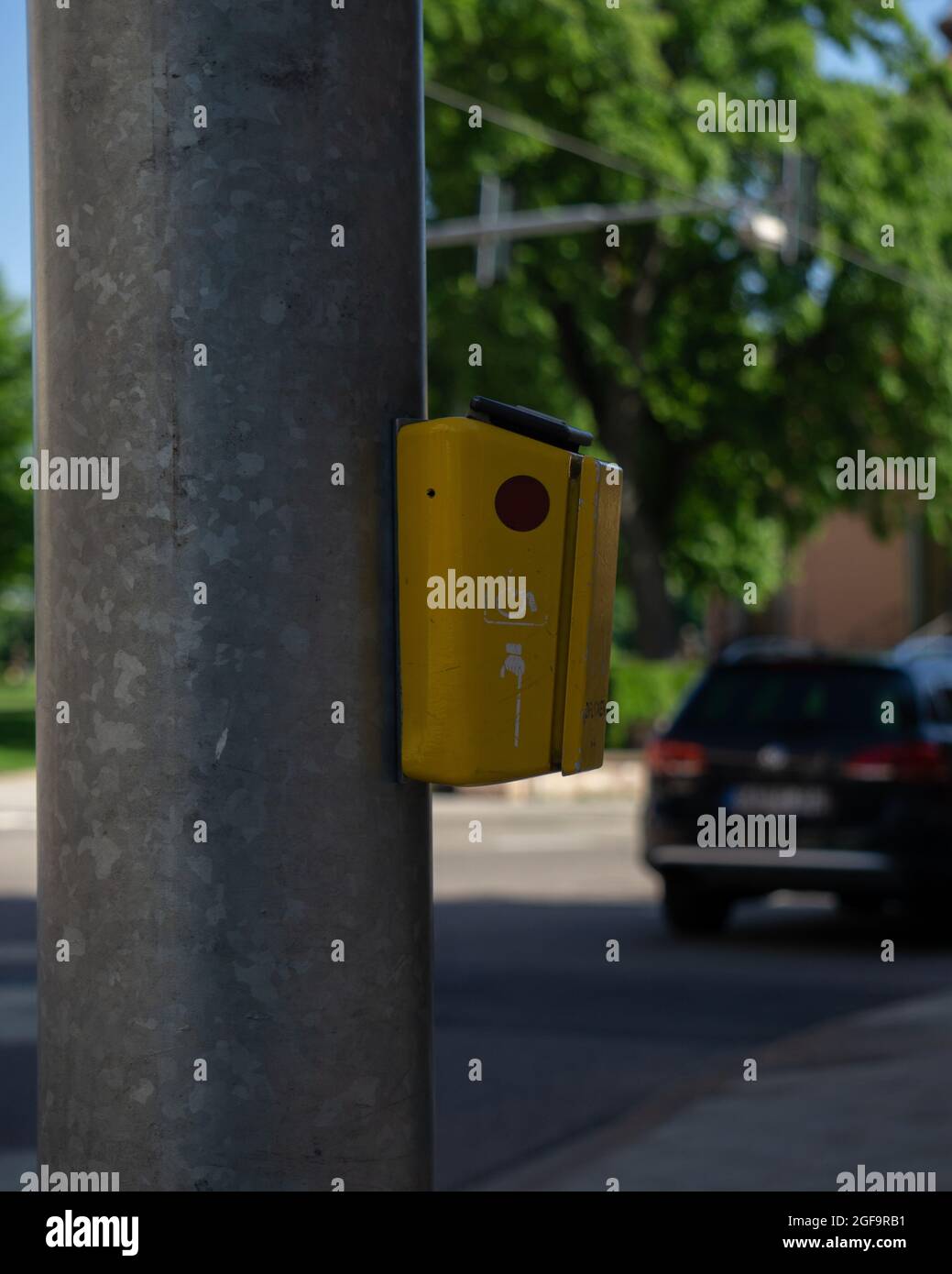 Yellow traffic light switch for pedestrian crossing Stock Photo - Alamy