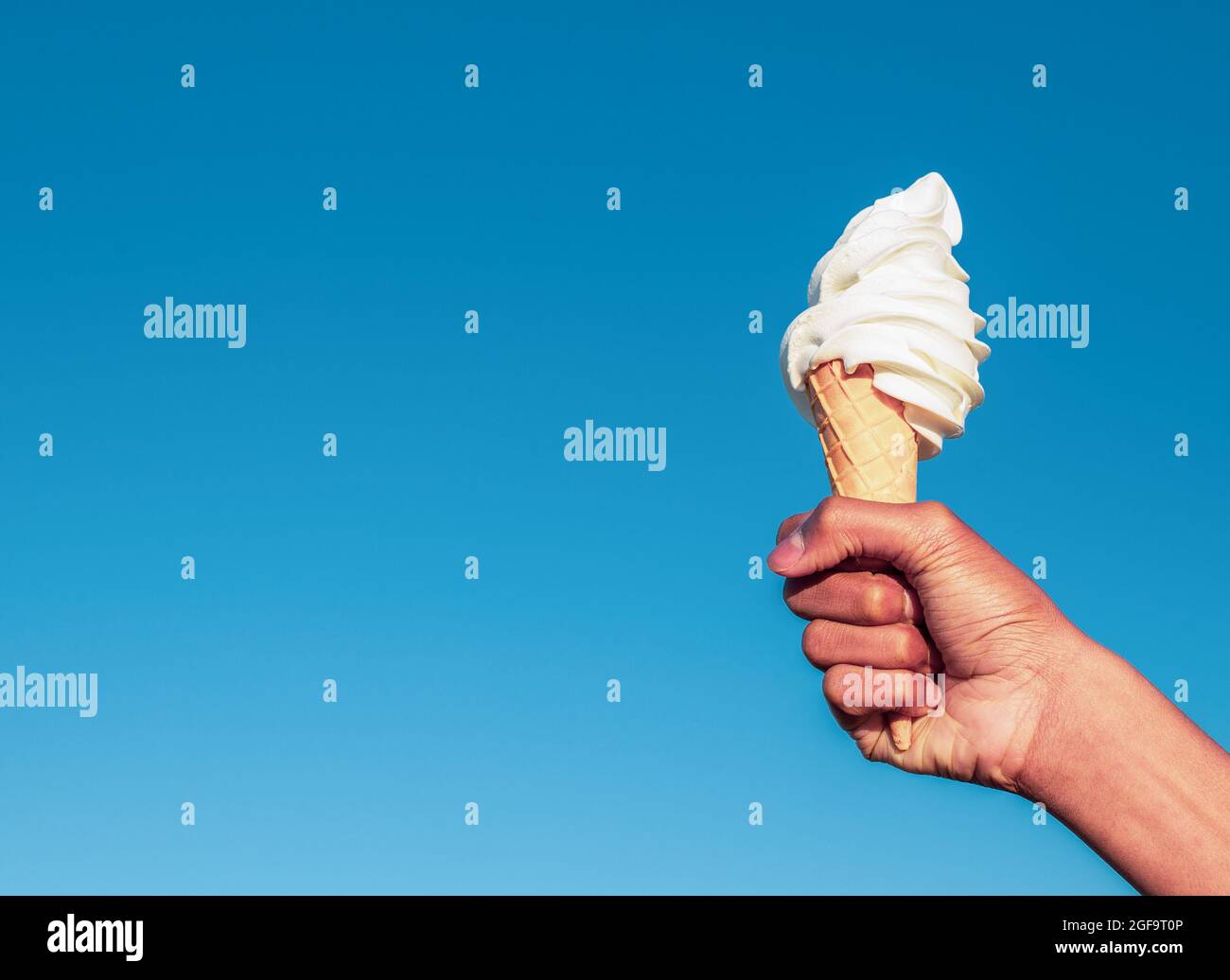 Hand holding vanilla ice hi-res stock photography and images - Alamy
