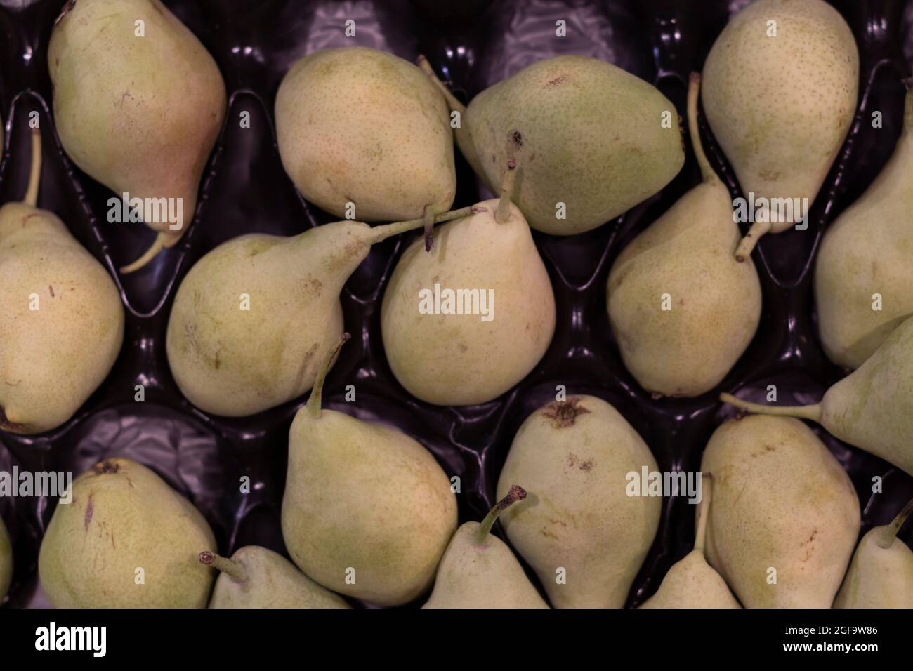Box of pears hi-res stock photography and images - Alamy