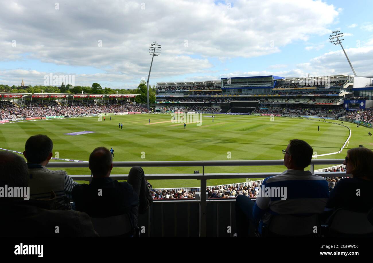 Cricket stadium crowd hi-res stock photography and images - Alamy