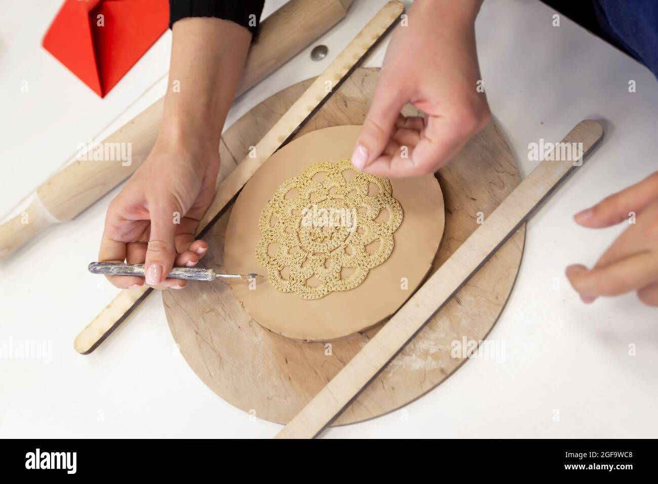 The child's hands make a clay plate. Master class on making clay ...