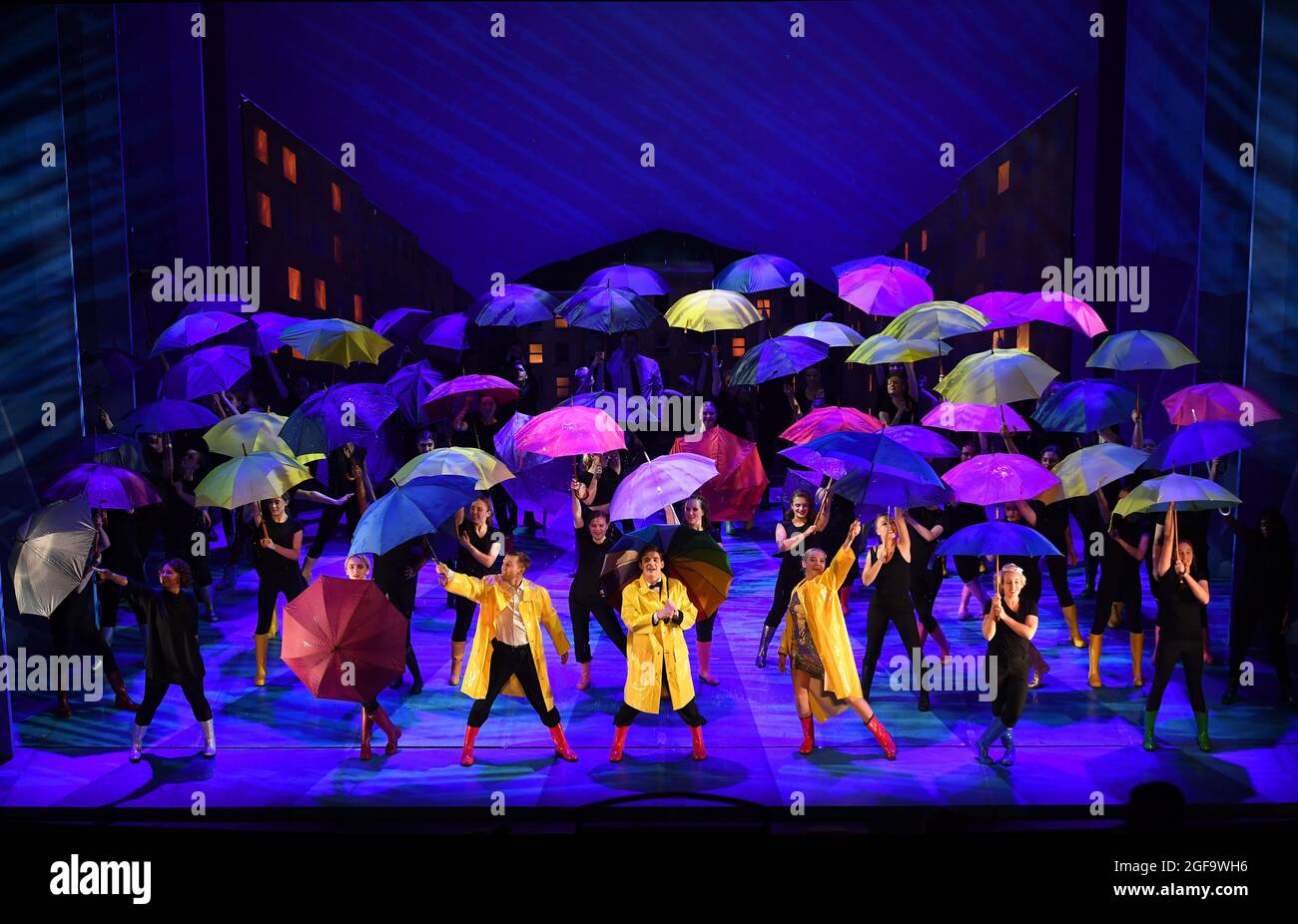 Rain on stage hi-res stock photography and images - Alamy
