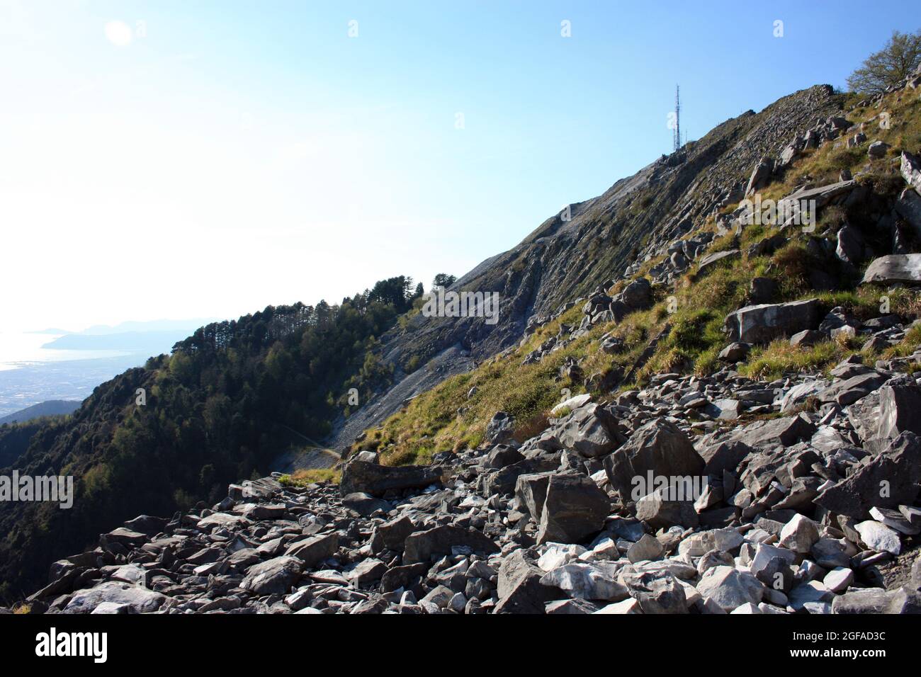 naturalistic spectacle of breathtaking views from the peaks of the ...