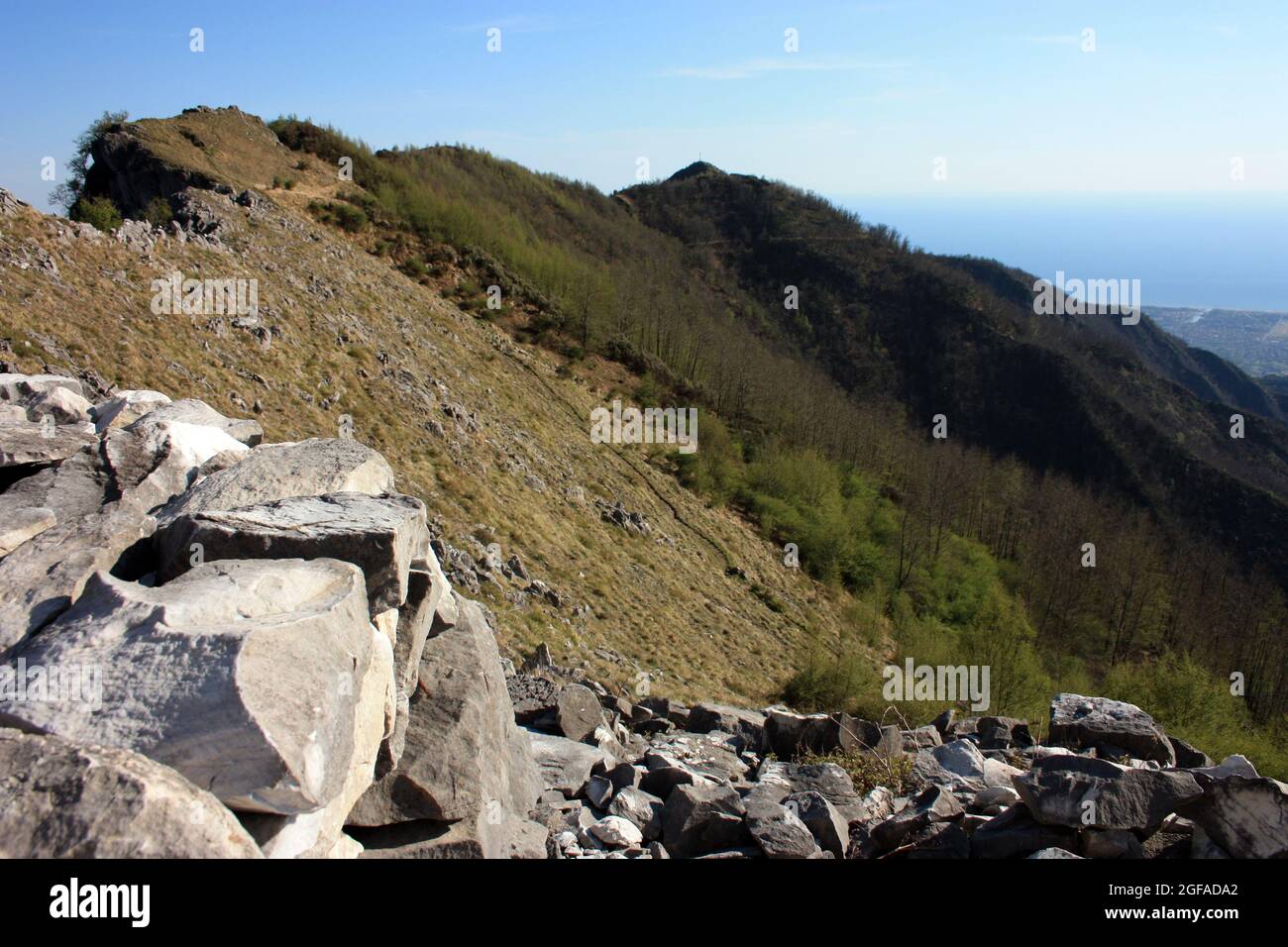 naturalistic spectacle of breathtaking views from the peaks of the ...