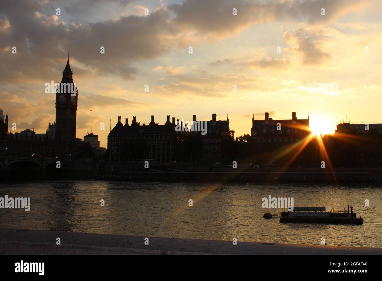 London skyline silhouette hi-res stock photography and images - Alamy