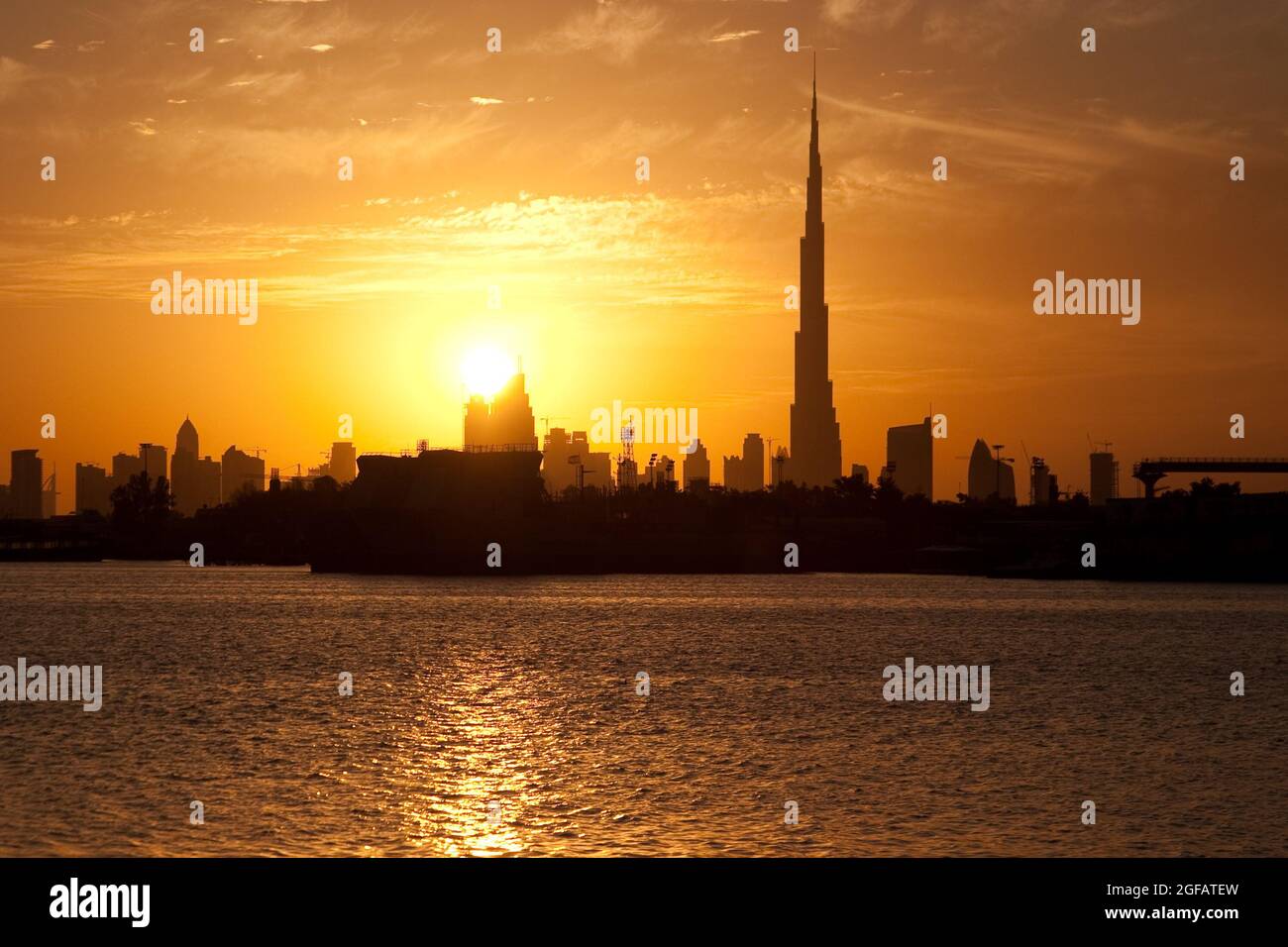 Dubai sunset skyline hi-res stock photography and images - Alamy