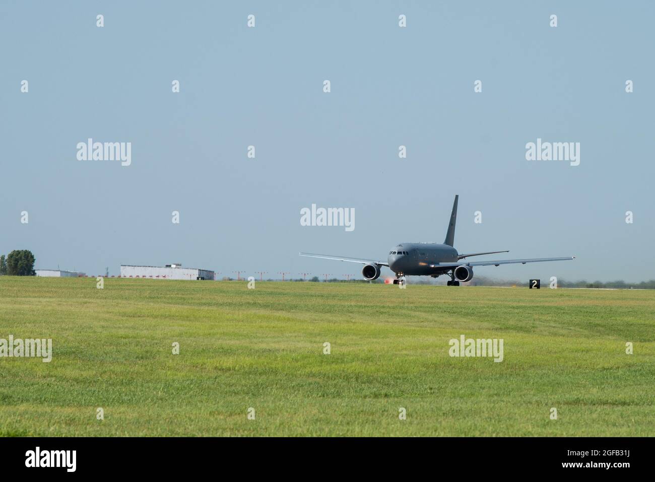 Tanker airlift hi-res stock photography and images - Alamy