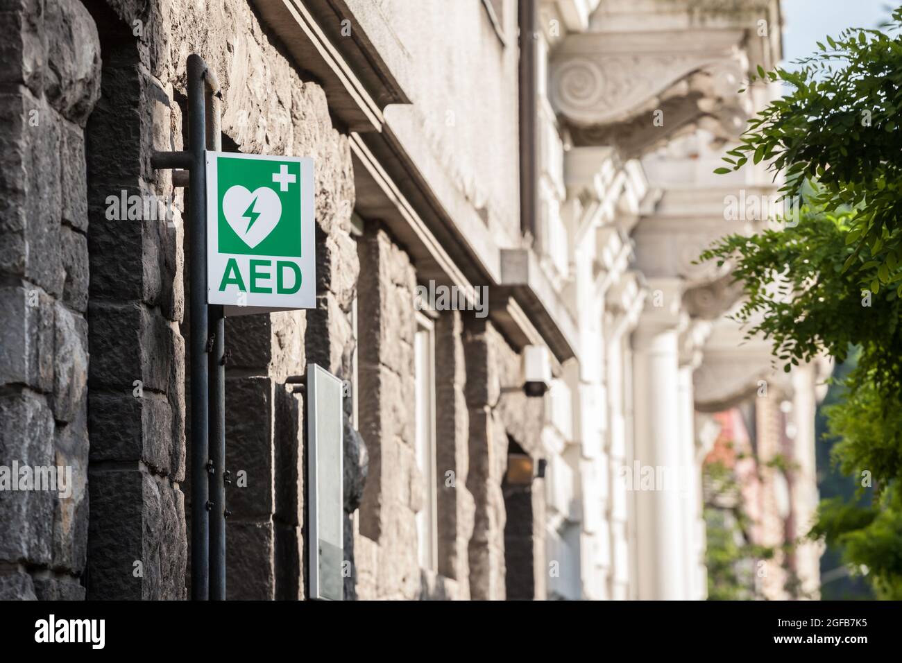 Picture of a sign indicating the near presence of an AED, an automatic ...
