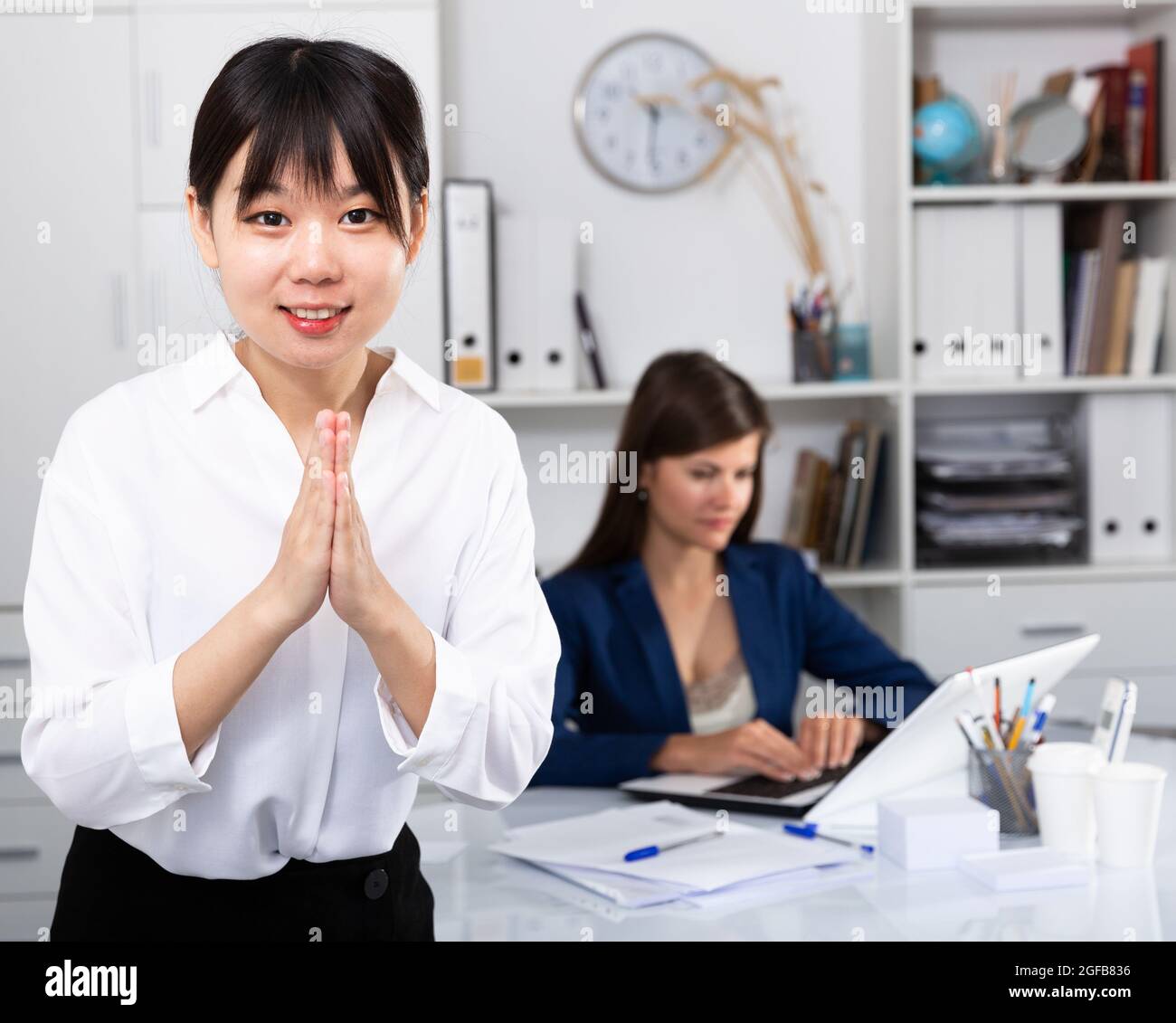 Young successful chinese business woman in traditional chinese greeting ...
