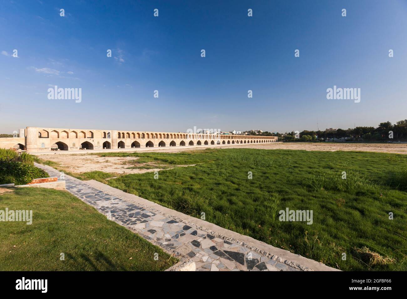 Historical Khaju Bridge(Si o se pol), over Zayanderud river, Isfahan ...