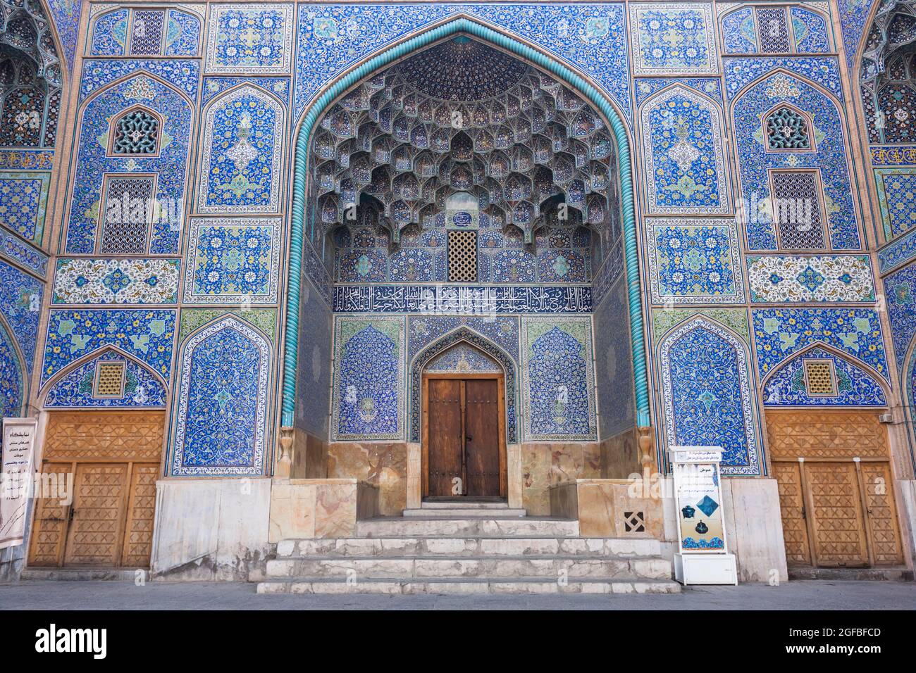 Entrance of Sheikh Lotfollah Mosque, artistic tile work, Imam square ...