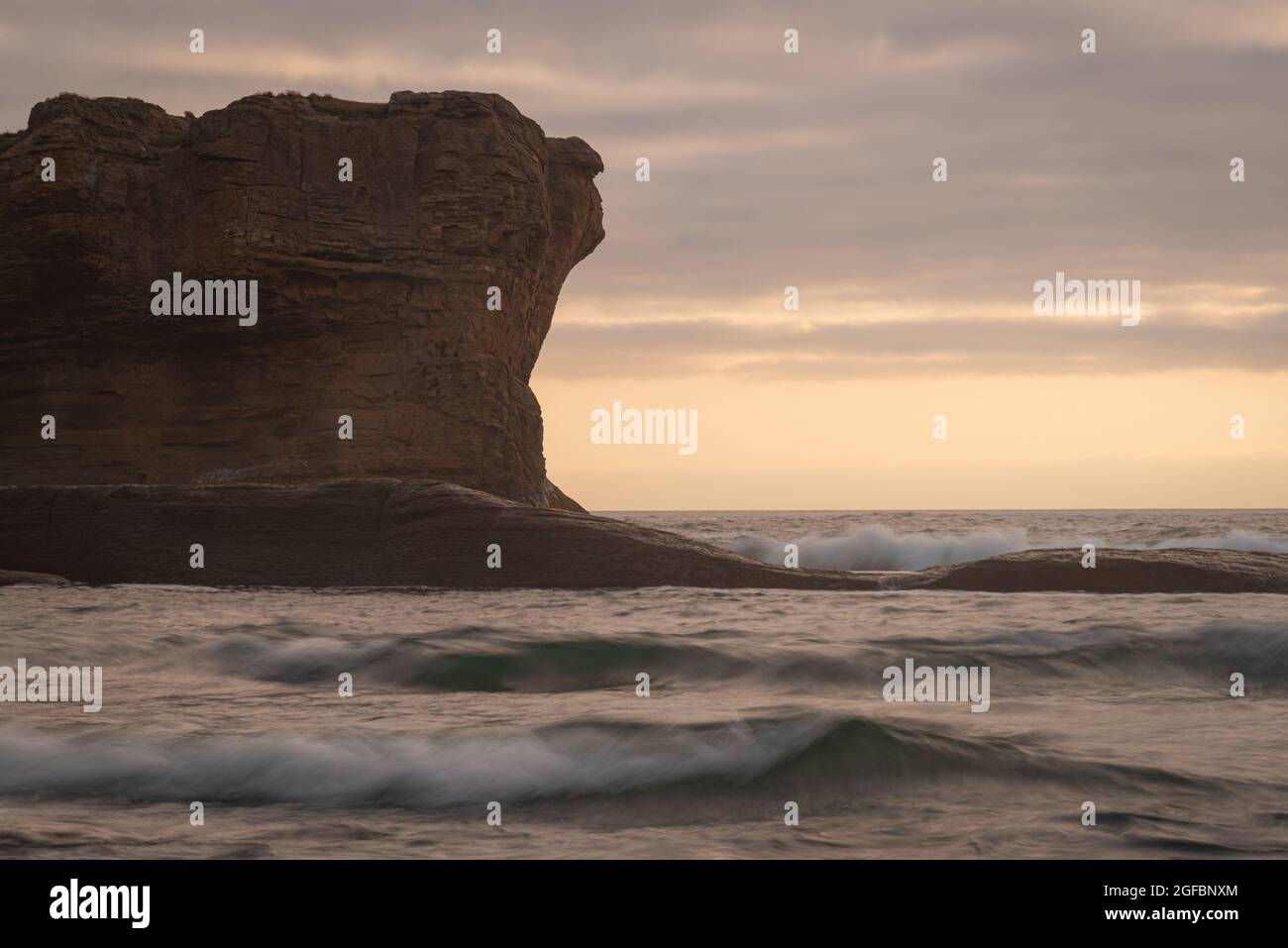 Golden hour pacific coast hi-res stock photography and images - Alamy