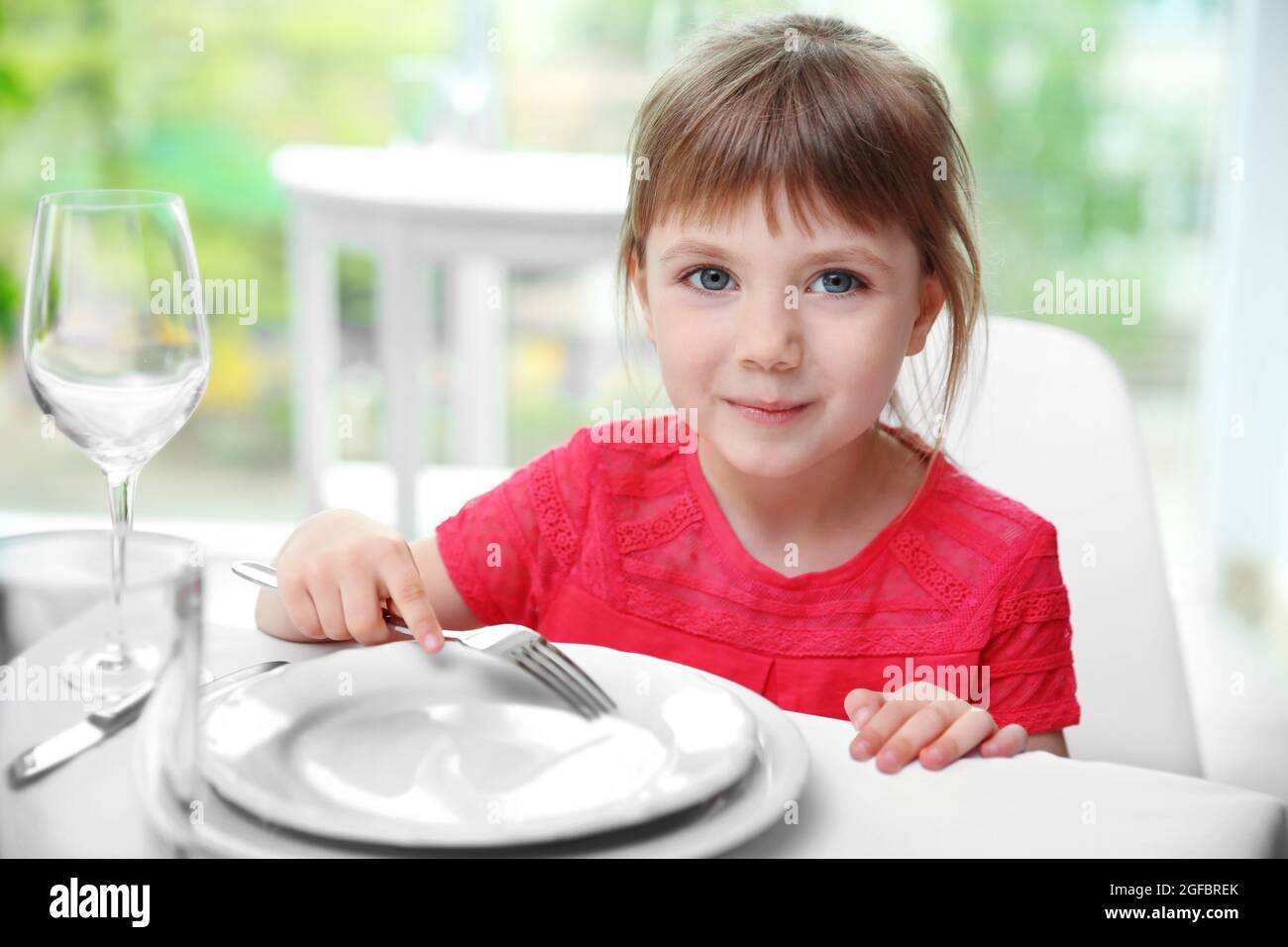 Children at table empty plate hi-res stock photography and images - Alamy