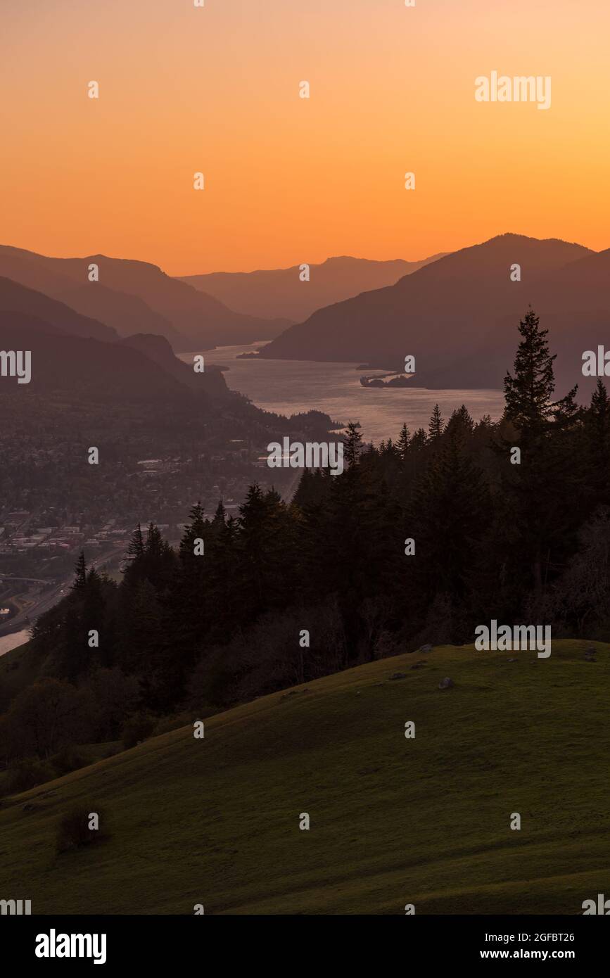 Beautiful and majestic golden hour sunset views of the Columbia River ...