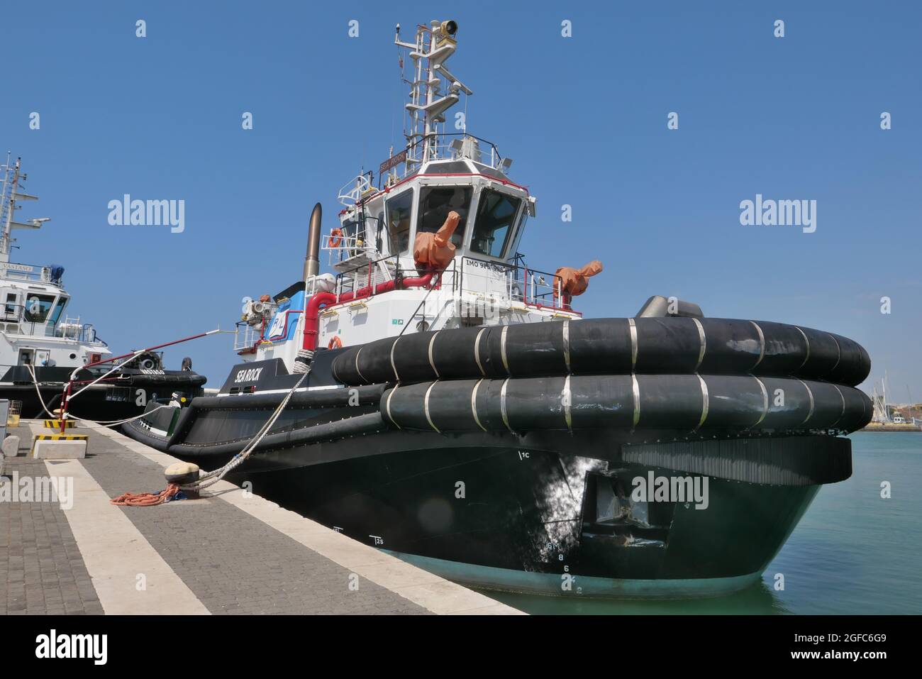 A FIRE TUG DOCKED AT THE PORT Stock Photo - Alamy