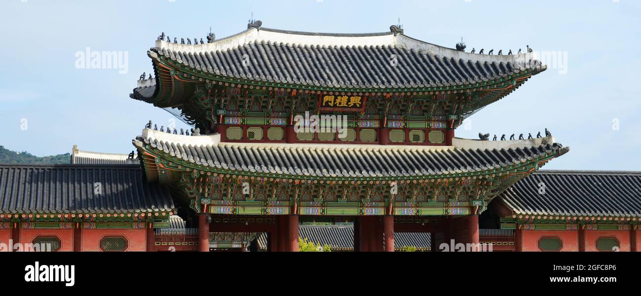 Korean traditional gate hi-res stock photography and images - Alamy