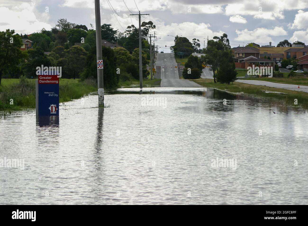 Deep flood water across Heatherton Road highway in Dandenong Stock ...