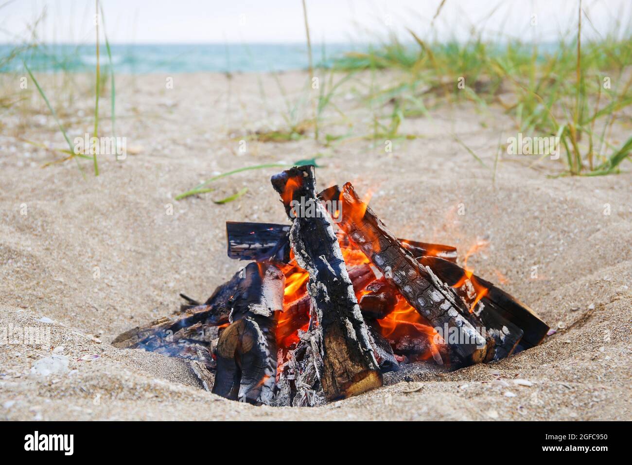 Bonfire on beach hi-res stock photography and images - Alamy