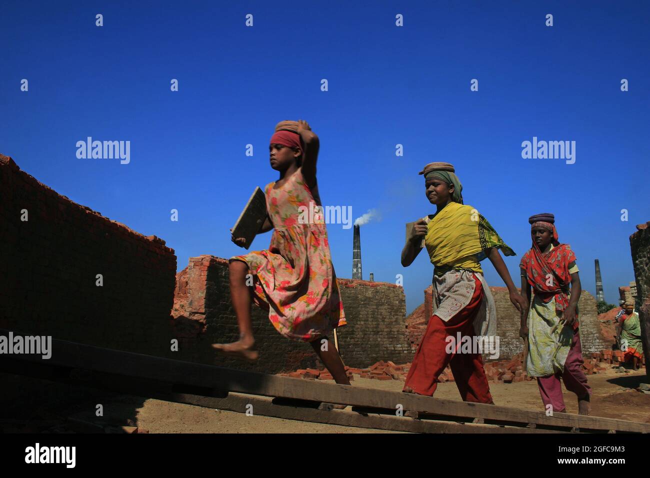 Hard labor at a brick manufacturing factory. Bangladesh Stock Photo - Alamy