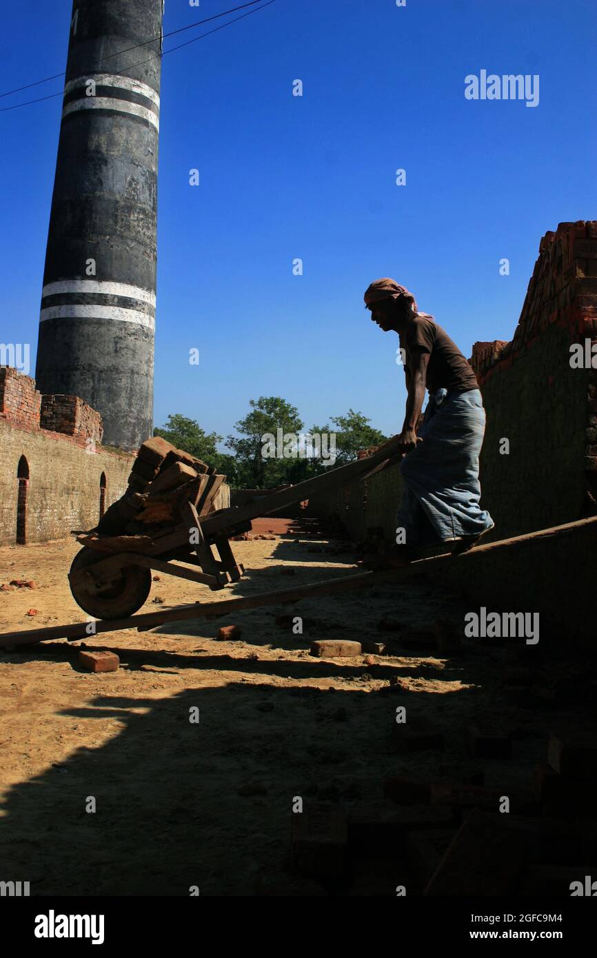 Child work bangladesh brick hi-res stock photography and images - Alamy