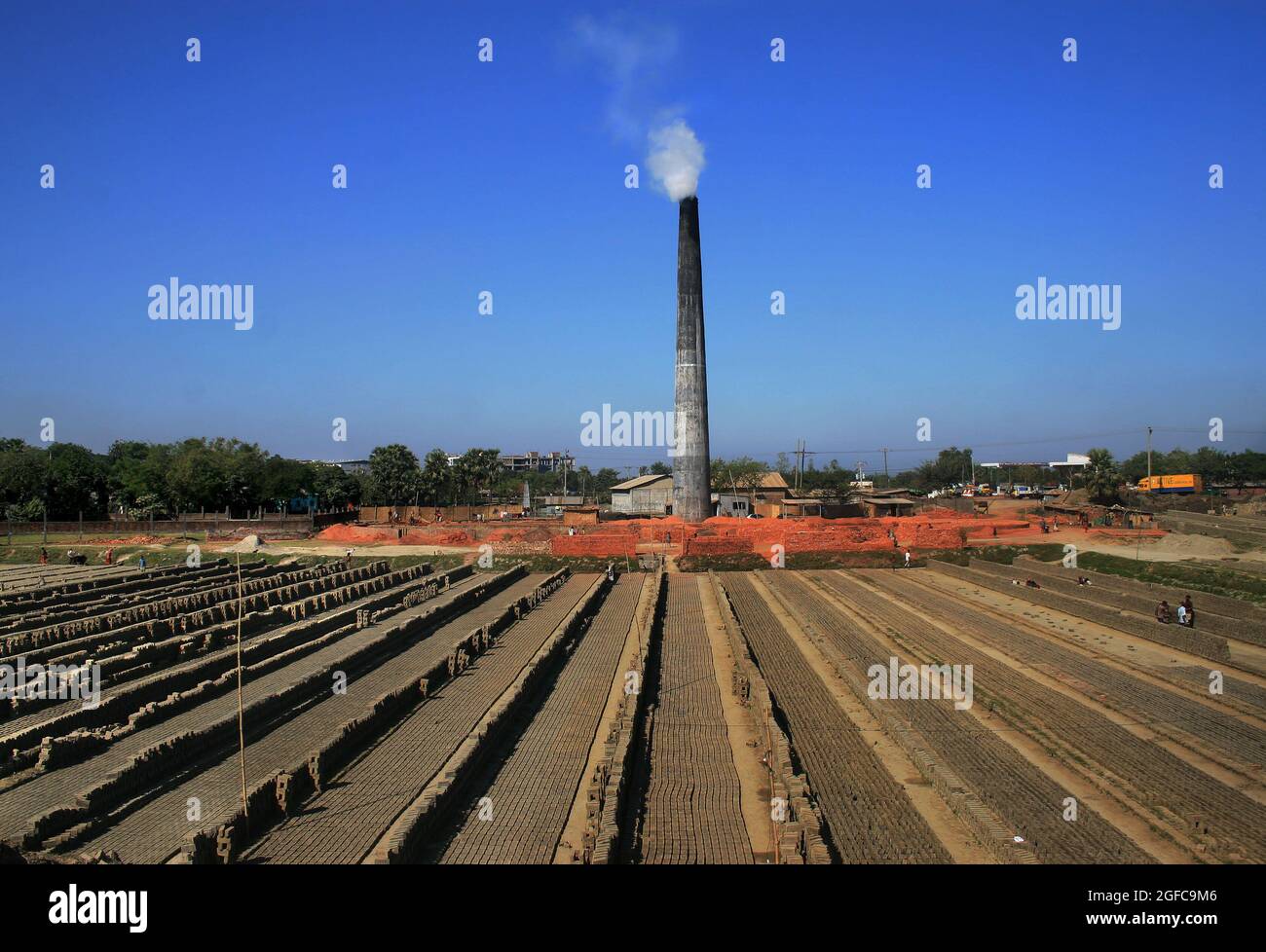 Hard labor at a brick manufacturing factory. Bangladesh Stock Photo - Alamy