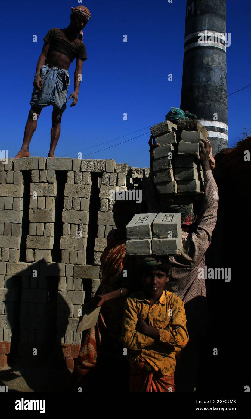 Child work bangladesh brick hi-res stock photography and images - Alamy