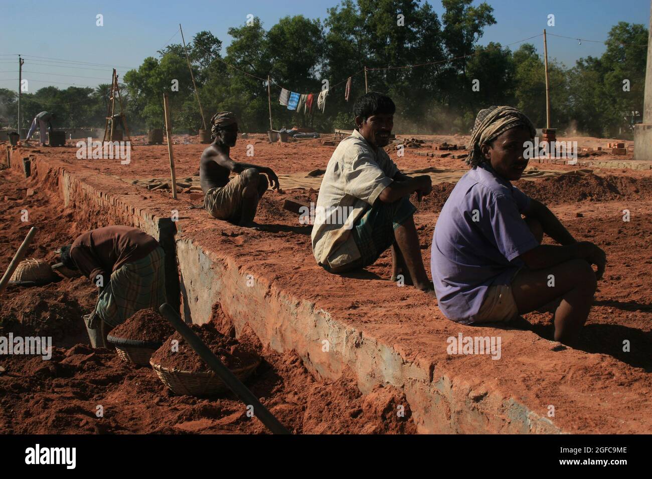 Hard labor at a brick manufacturing factory. Bangladesh Stock Photo - Alamy