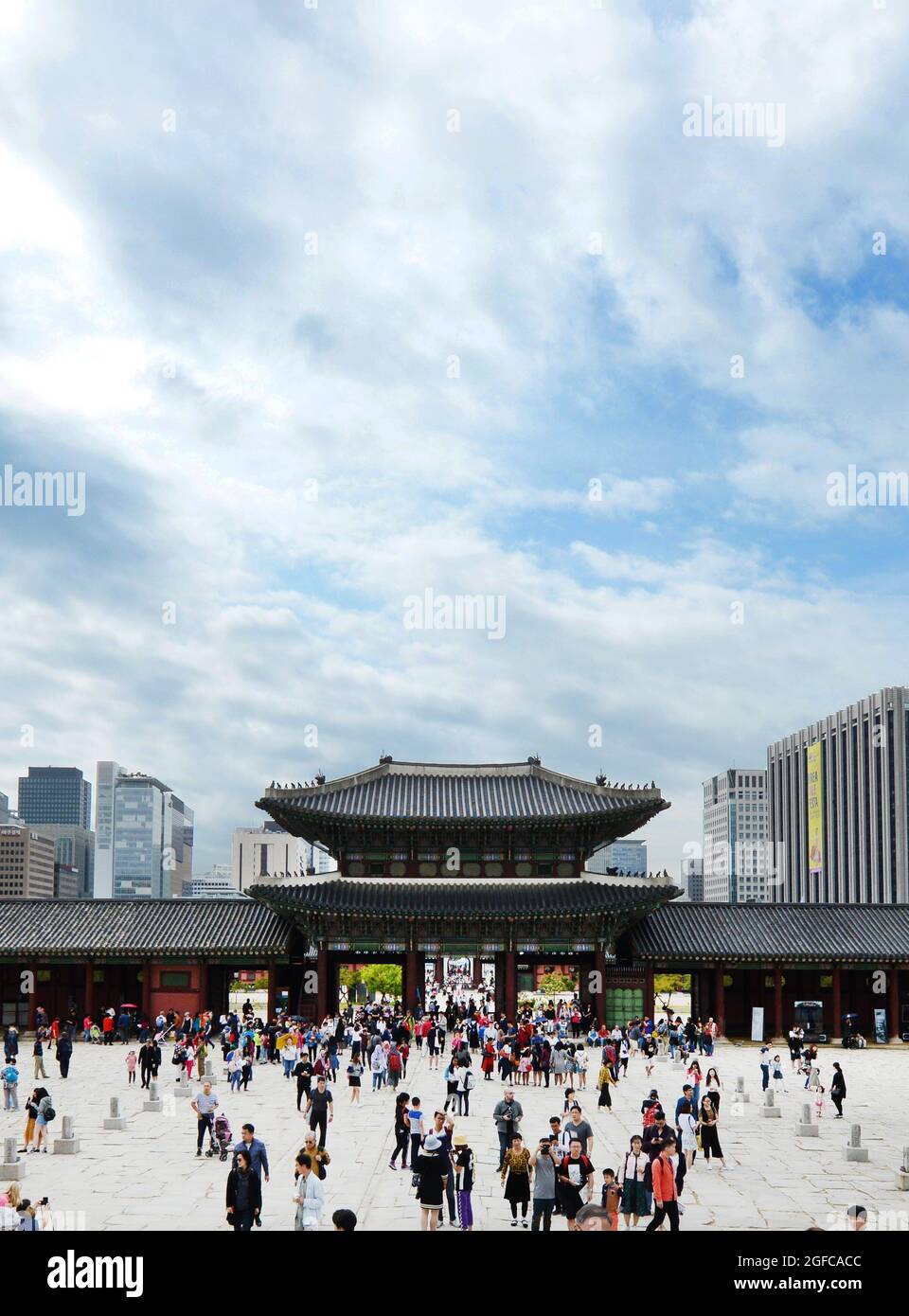 The modern skyline of Seoul seen from the Gyeongbokgung palace Stock ...