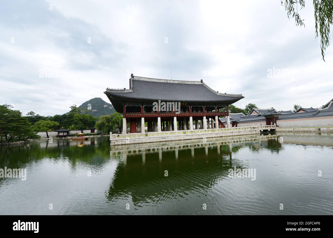 Gyeonghoeru Pavilion in the Gyeongbokgung palace in Seoul, Korea Stock ...